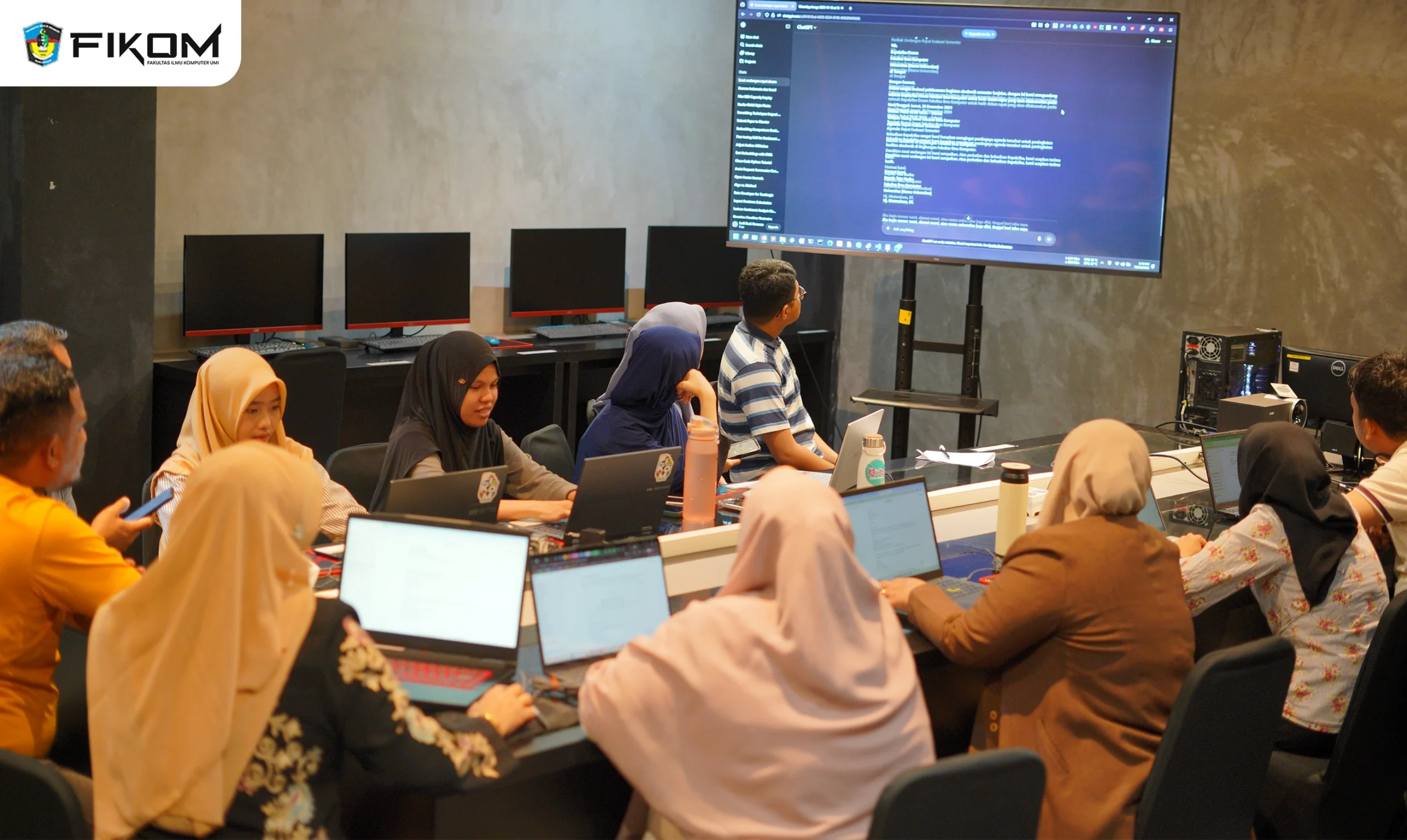 FIKOM UMI Gelar Workshop Pemanfaatan AI untuk Tingkatkan Kinerja Tenaga ...